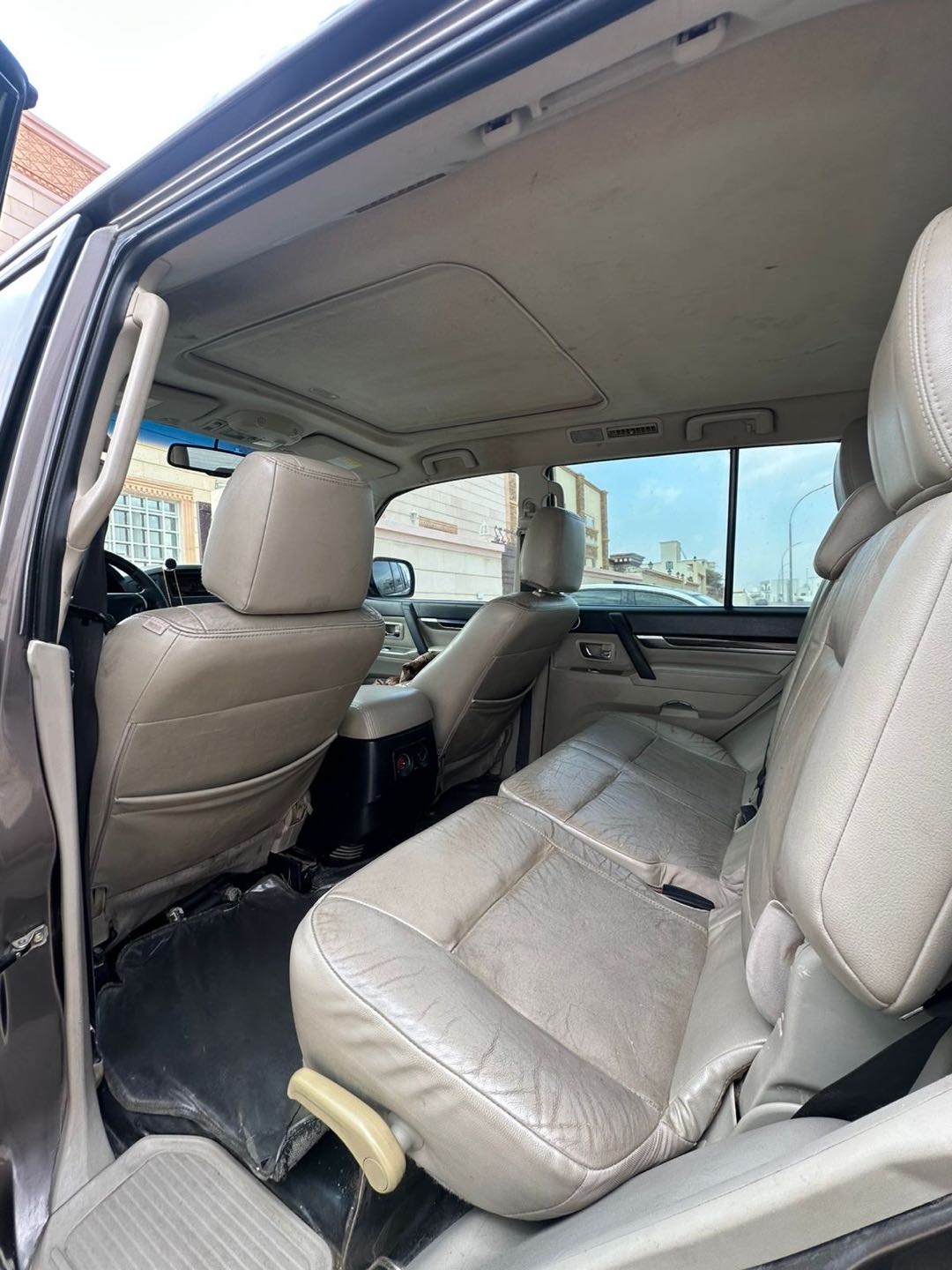 2011 MITSUBISHI PAJERO - Sooq Cars