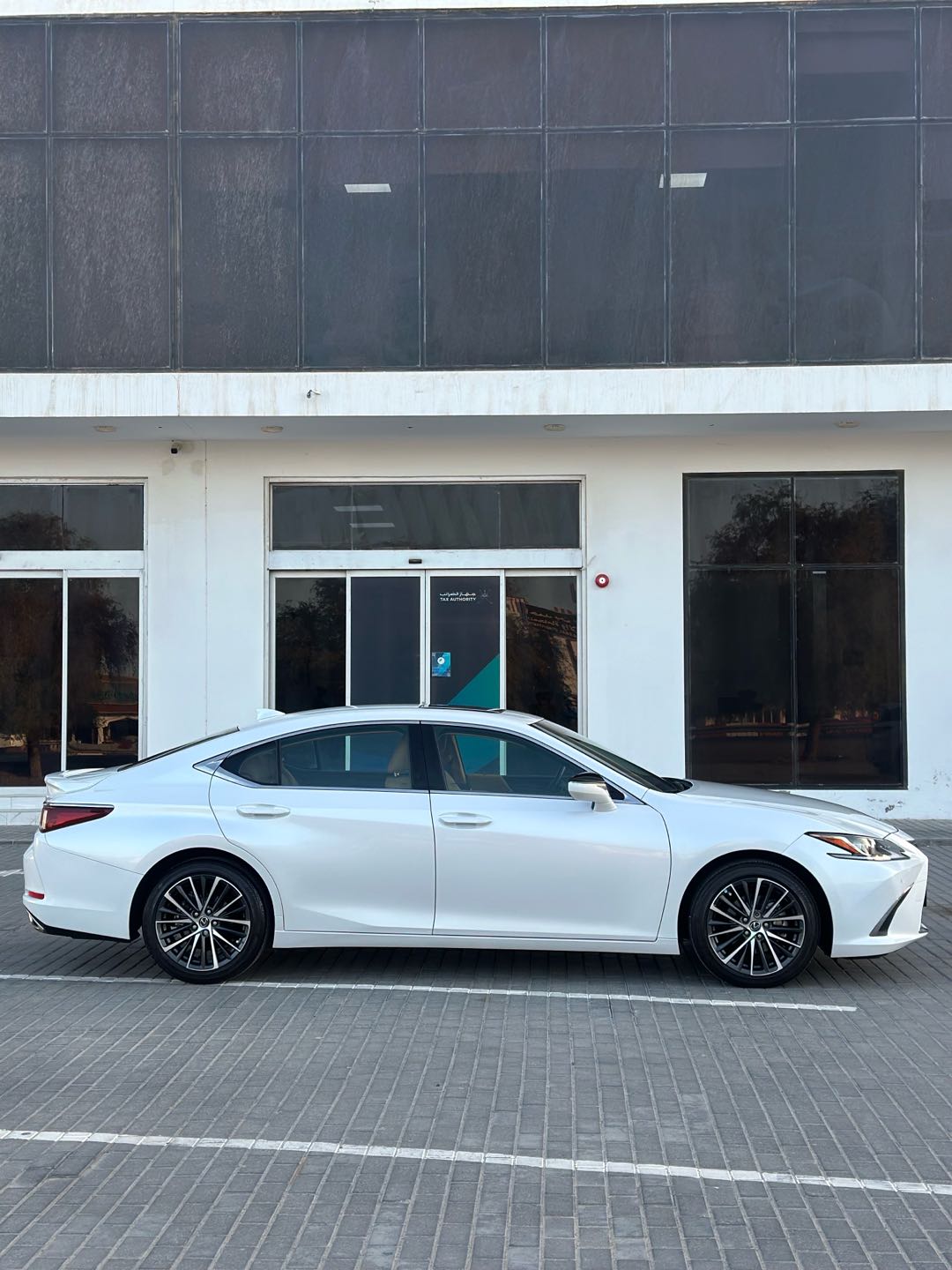 2022 LEXUS ES 350 - Sooq Cars
